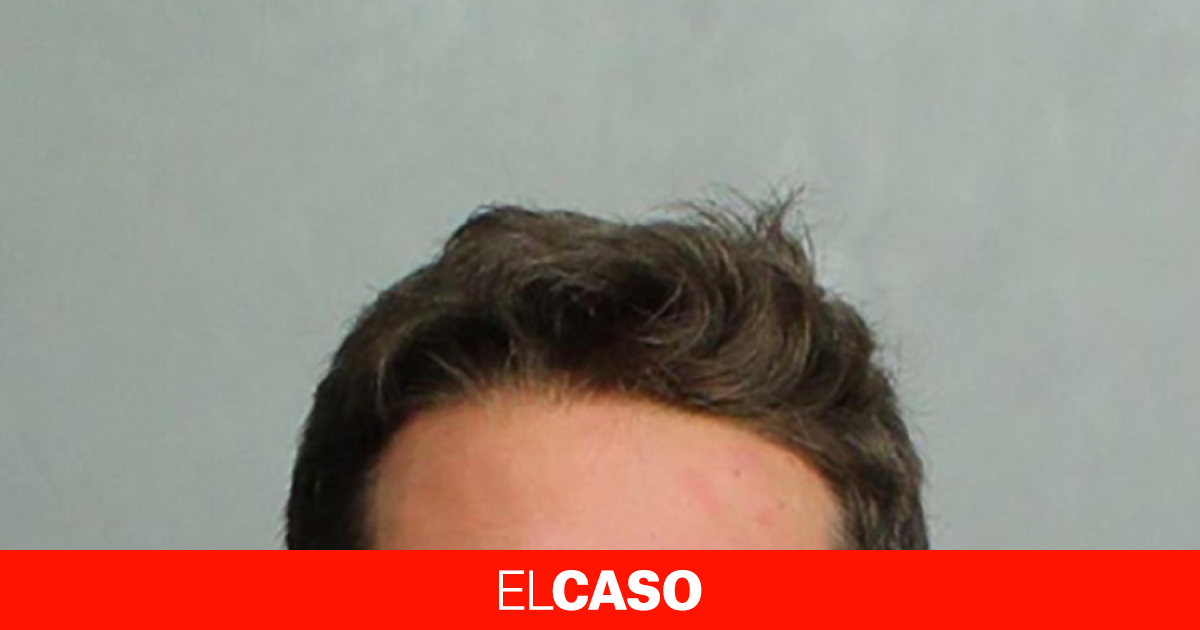 Atan al asiento a un pasajero de un vuelo que tocaba a las azafatas