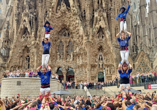 Ocho heridos en una caída durante el 20.º Aniversario de los Castellers ...