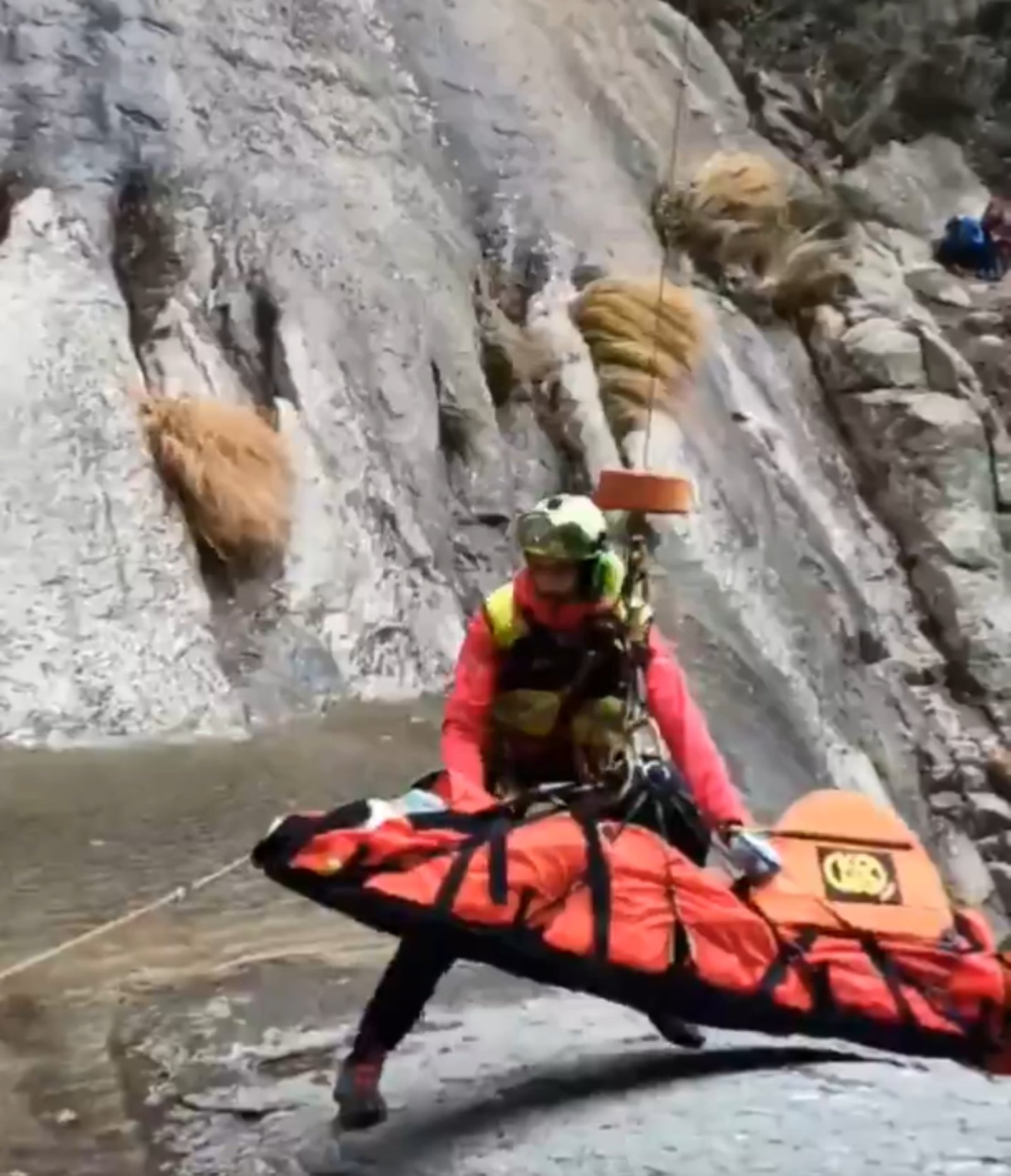 Una excursionista se salva de milagro después de precipitarse 30 metros ...