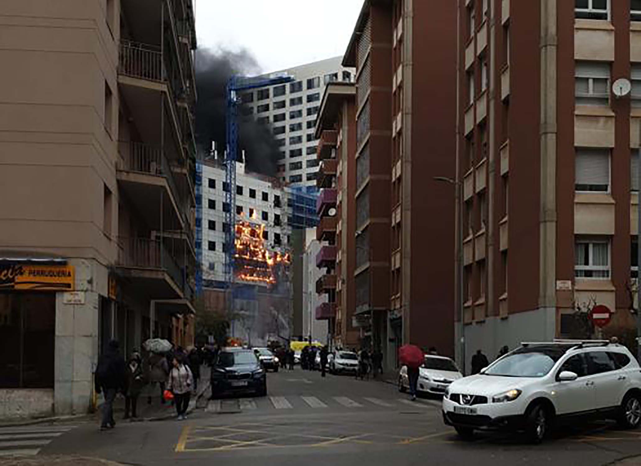 Espectacular incendio en un edificio en obras en el centro de Sabadell ...