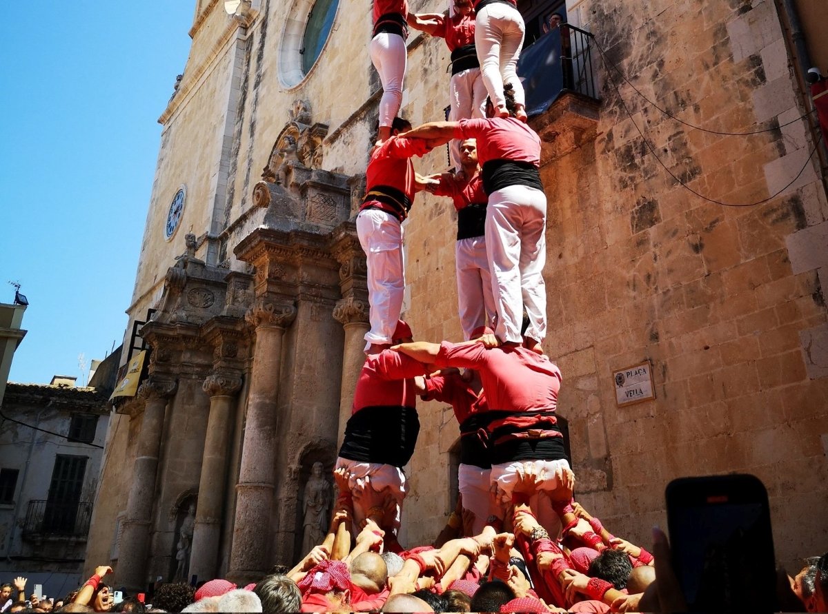 Un castell se desploma en El Vendrell: varios heridos al descargar la ...