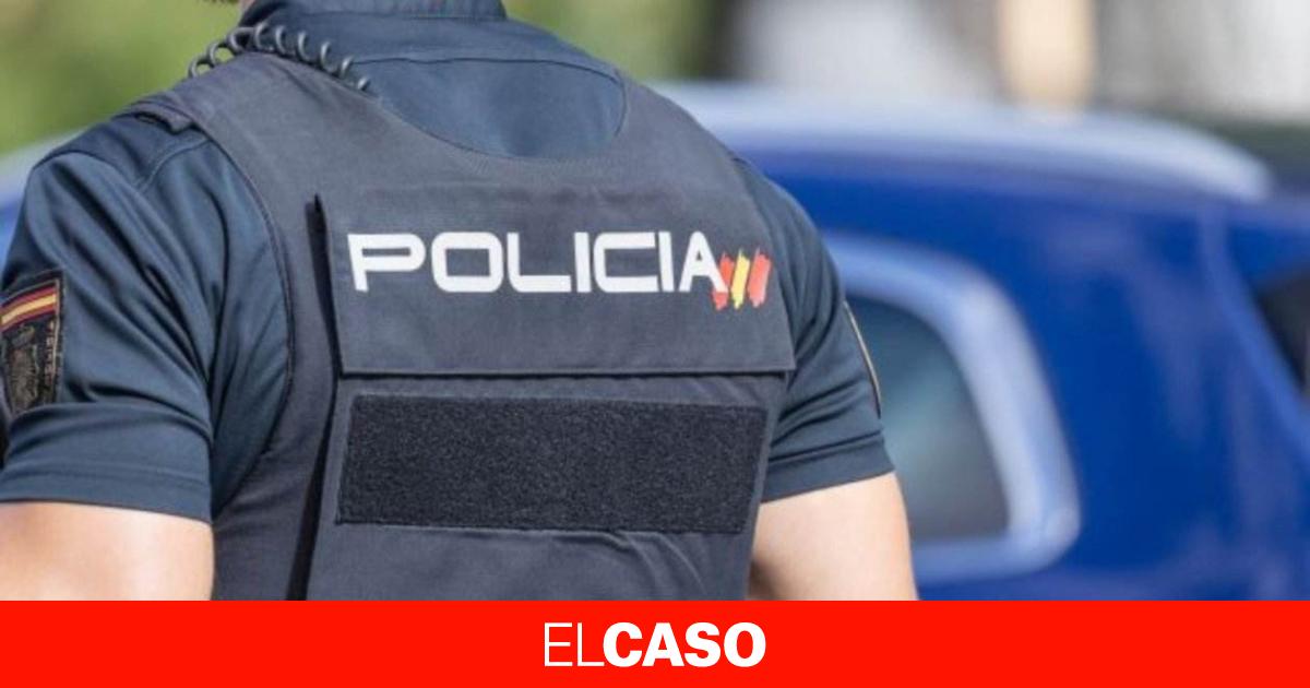 Un hombre coloca un móvil espía en el baño para grabar desnuda a la hija de su pareja en Málaga ...