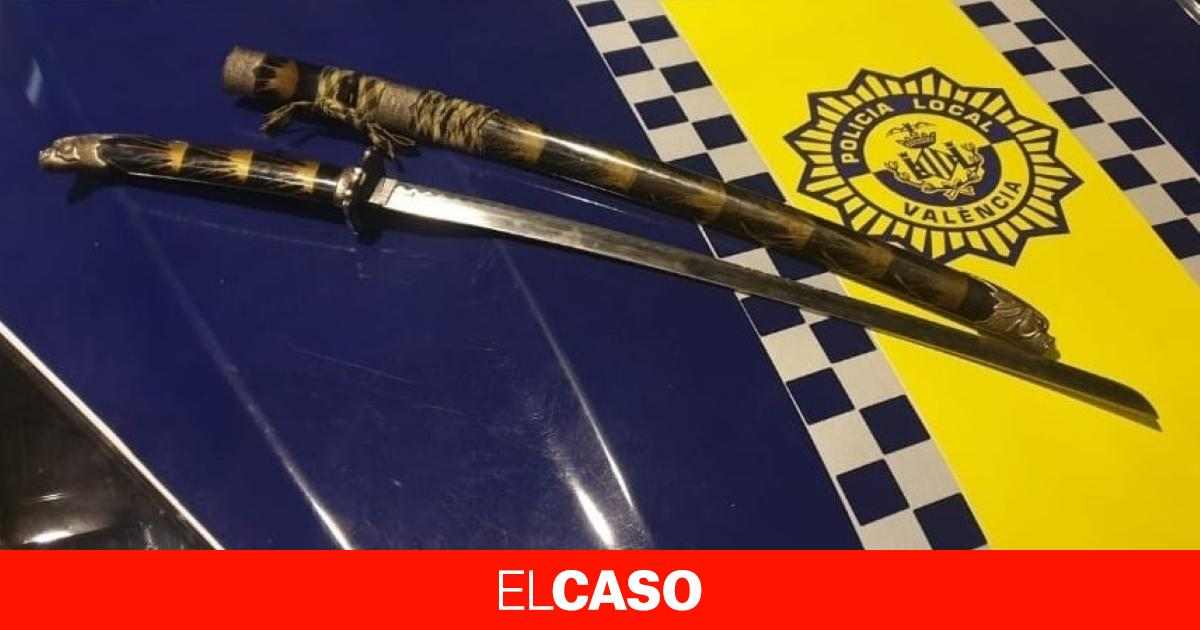 Un hombre ataca a su mujer con una catana tras una discusión al pillarlo en la cama con otra en ...