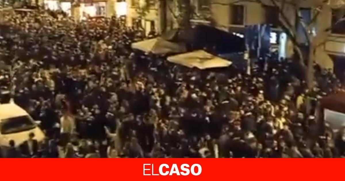 Macrofiesta por Navidad en Barcelona: la Guàrdia Urbana desaloja a un millar de jóvenes en la ...