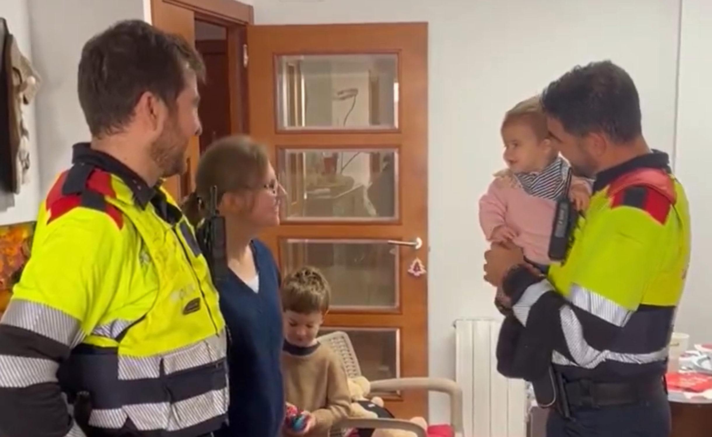 Herois uniformats: una patrulla de Mossos salva la vida a un nadó de 8 ...