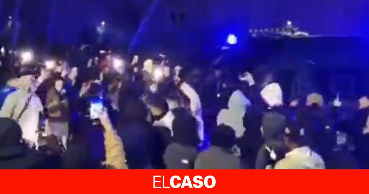 Centenars de persones envaeixen un polígon a Sant Feliu de Buixalleu en una trobada de cotxes ...