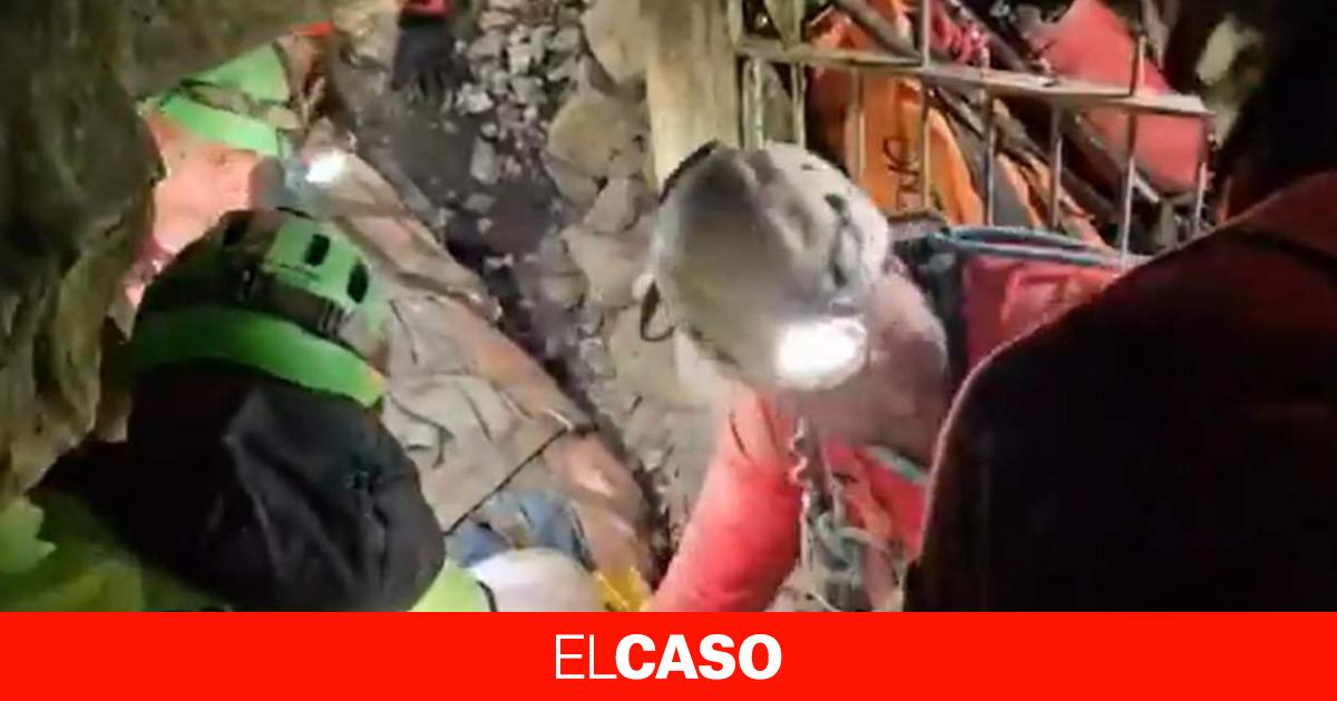 Rescat in extremis d'una espeleòloga atrapada durant tres dies en una ...