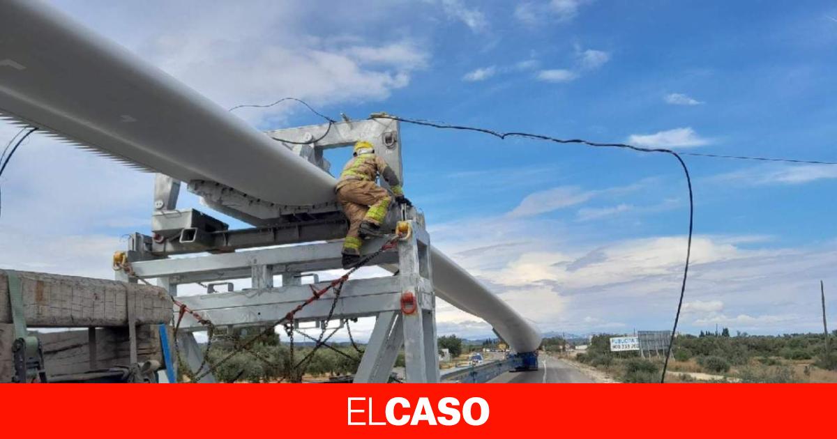 Una peça d'un molí eòlic es queda enganxada al cable del telèfon i ...