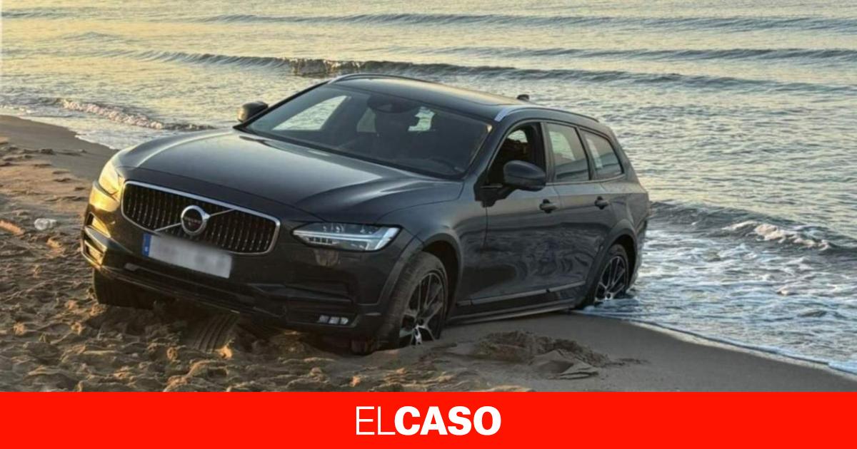 Encallen el cotxe a tocar de l'aigua a Gavà perquè volien aparcar a primera línia de platja