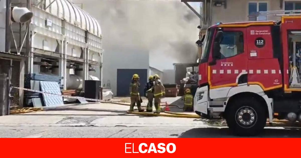 Un incendio en una planta de reciclaje en Castellar del Vallès provoca ...