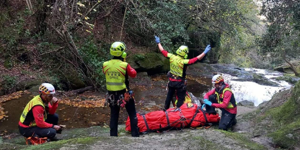 Cae desde quince metros de altura al resbalar y acaba con múltiples ...
