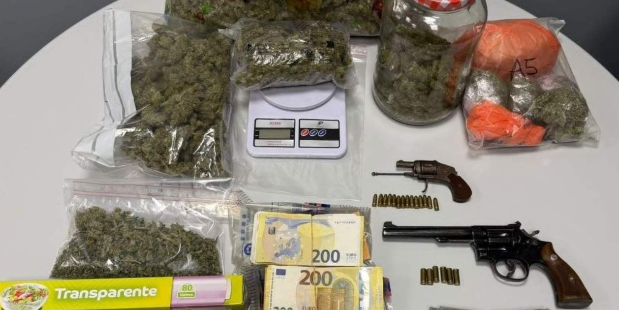 Revòlvers, dos quilos de marihuana i 32.000 euros: el botí amagat d'un ...