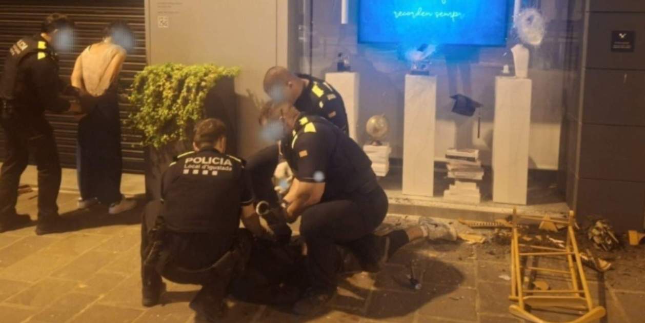 Dos lladres rebenten amb un martell l'aparador d'una joiera del centre ...
