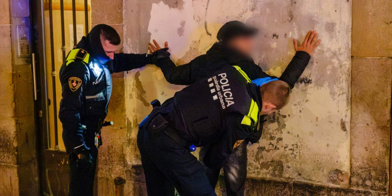 Un delinqüent saqueja i intenta ocupar un pis a Barcelona d'una dona ...