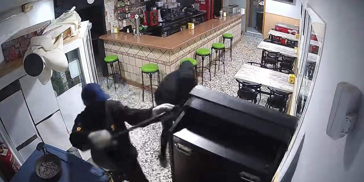 Assalt exprés en un bar del Masnou: rebenten una màquina ...