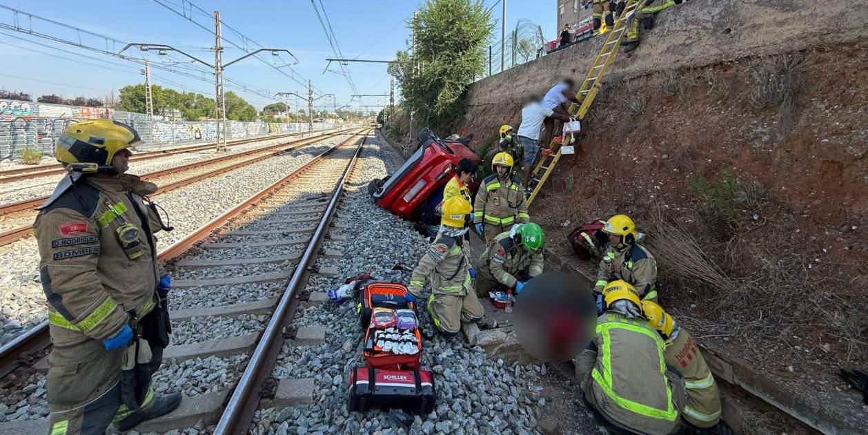 Un cotxe cau a les vies del tren a Sabadell, deixa quatre ferits greus ...